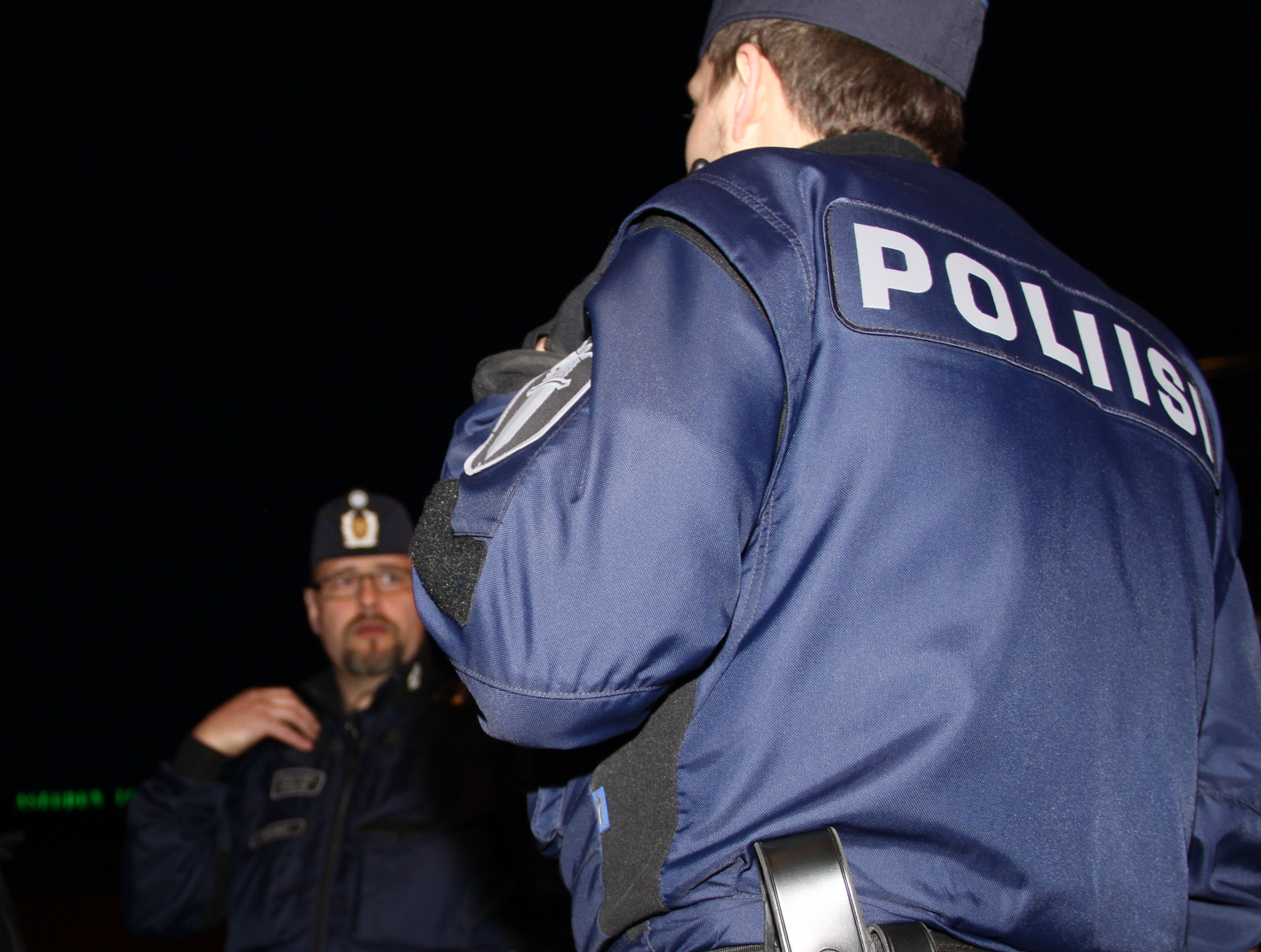 Poliisin tietopaketti turvapaikanhakijoille: Kaikki ihmiset ovat ...