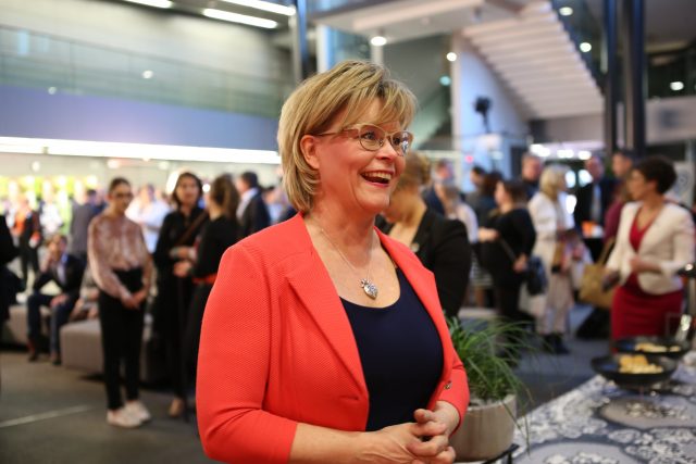 Sari Tanus moninkertaistaa äänimääränsä ja KD-joukkue rynnistää ...