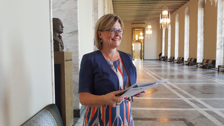 Edelliset sukupolvet olivat rohkeampia ja toiveikkaampia, Sari Tanus ...