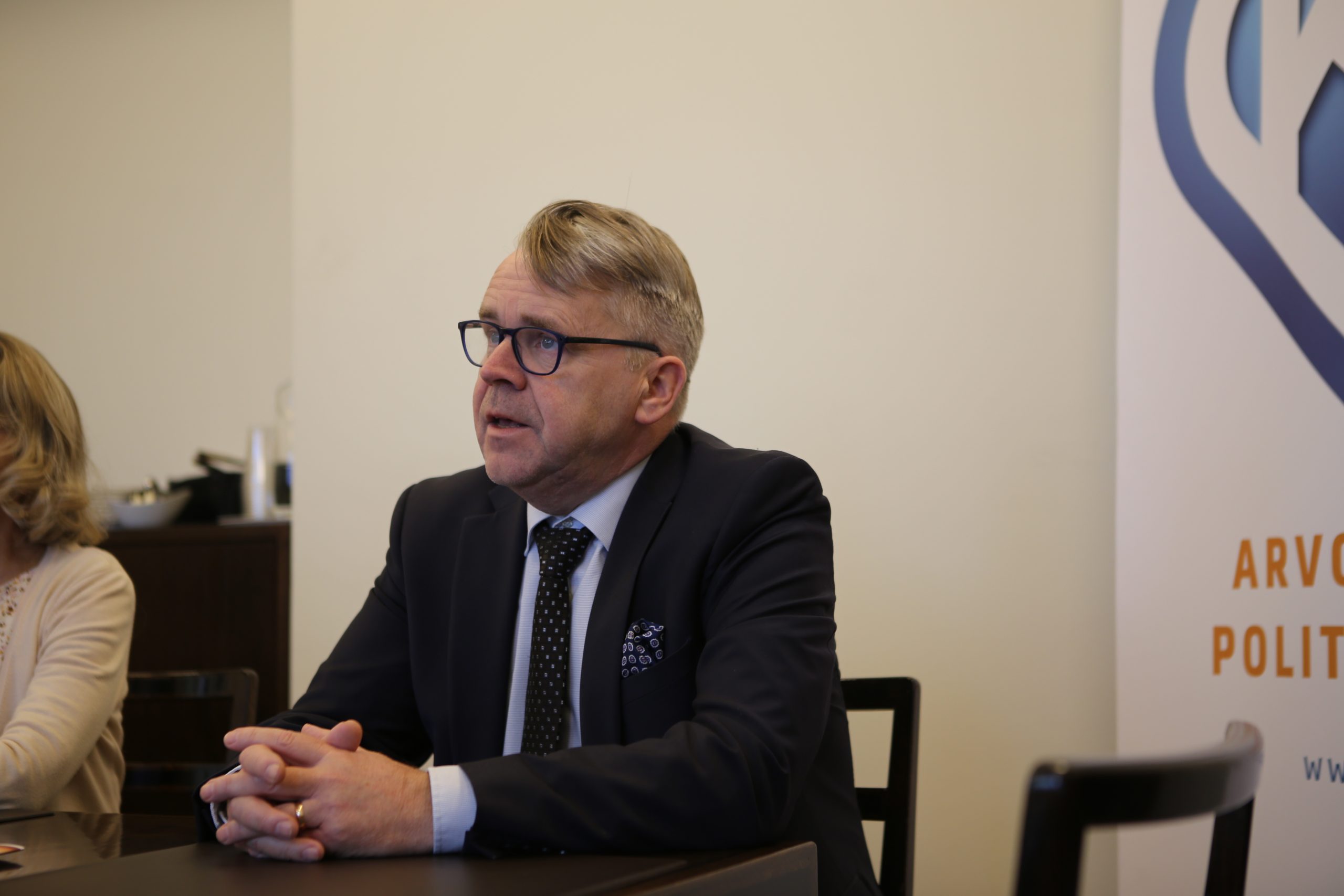 ”Turha syyttää Puolaa tai eduskunnan oppositiota” - Peter Östman pyysi ...