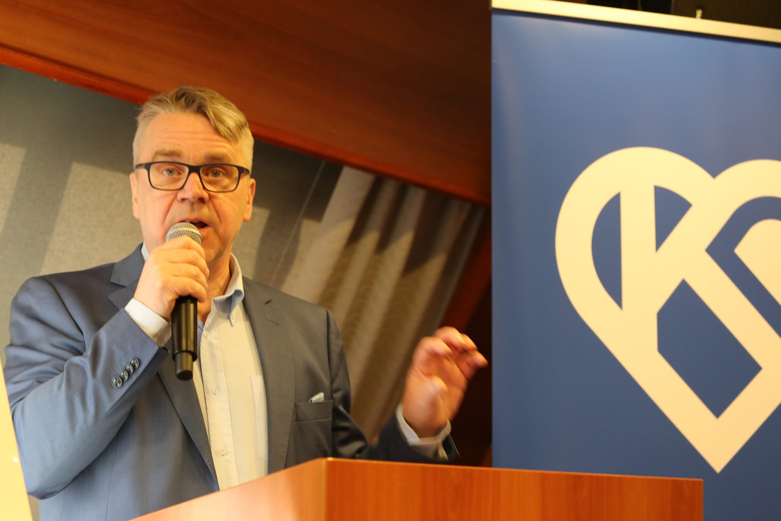 Peter Östman: - Hallitustunnustelijalle työrauha - KD valmis ...